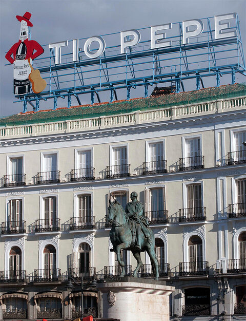 El cartel de Tío Pepe ya está instalado en la Puerta del Sol - Libertad ...