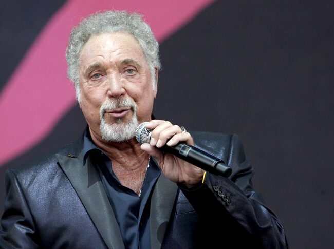 Tom Jones, el 'sex symbol' del pop que ostenta el título de sir ...
