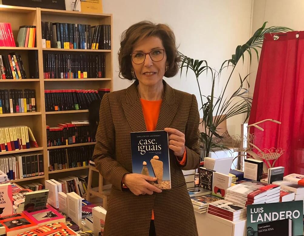 La periodista Carla Reyes presenta en Santiago su libro "Case Iguais ...