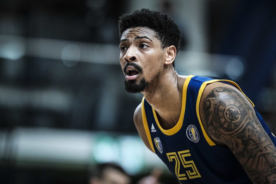 El pívot estadounidense Jordan Mickey, nuevo jugador del Real Madrid ...