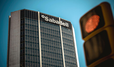 Prensa económica: Sabadell recibe 1.800 millones este año por comprar ...