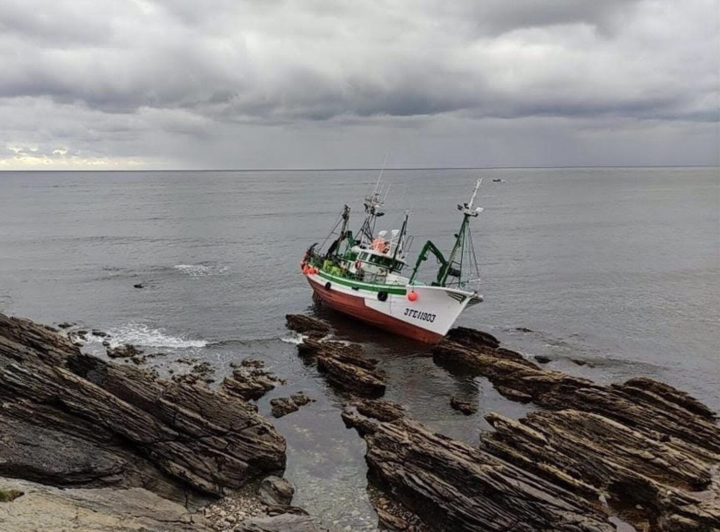 Rescatados en buen estado los 10 tripulantes de un pesquero tras ...