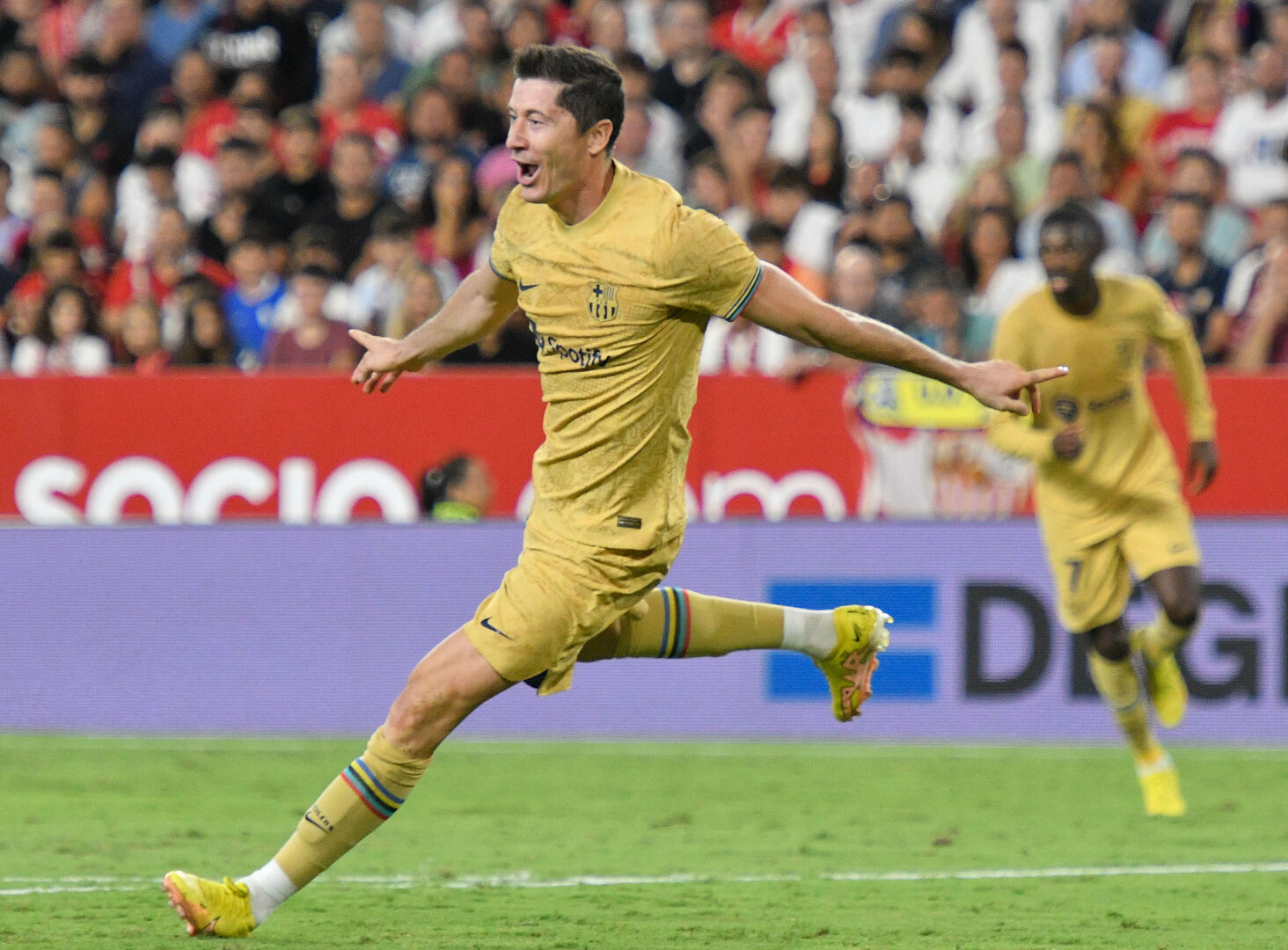 El Barcelona se lleva por delante a un Sevilla en crisi