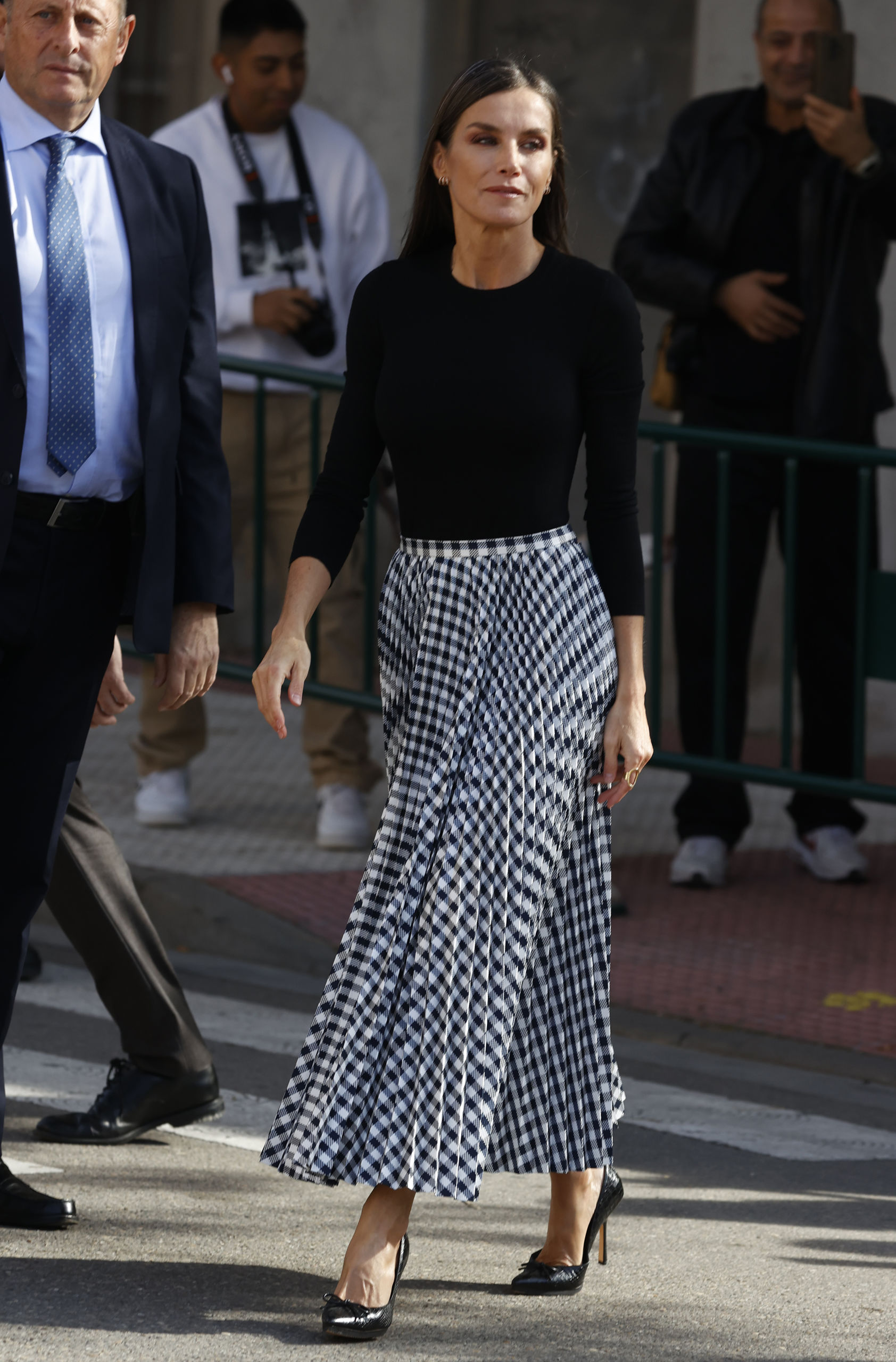 El agujero en la falda de la reina Letizia que ha acaparado todas las ...