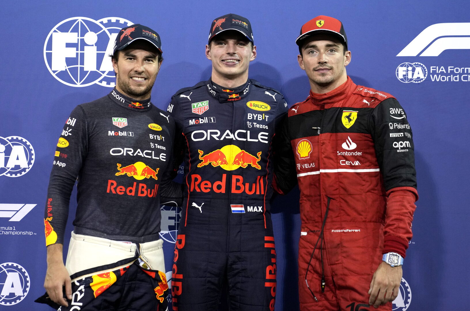 Verstappen logra la pole en Abu Dhabi por delante de Checo