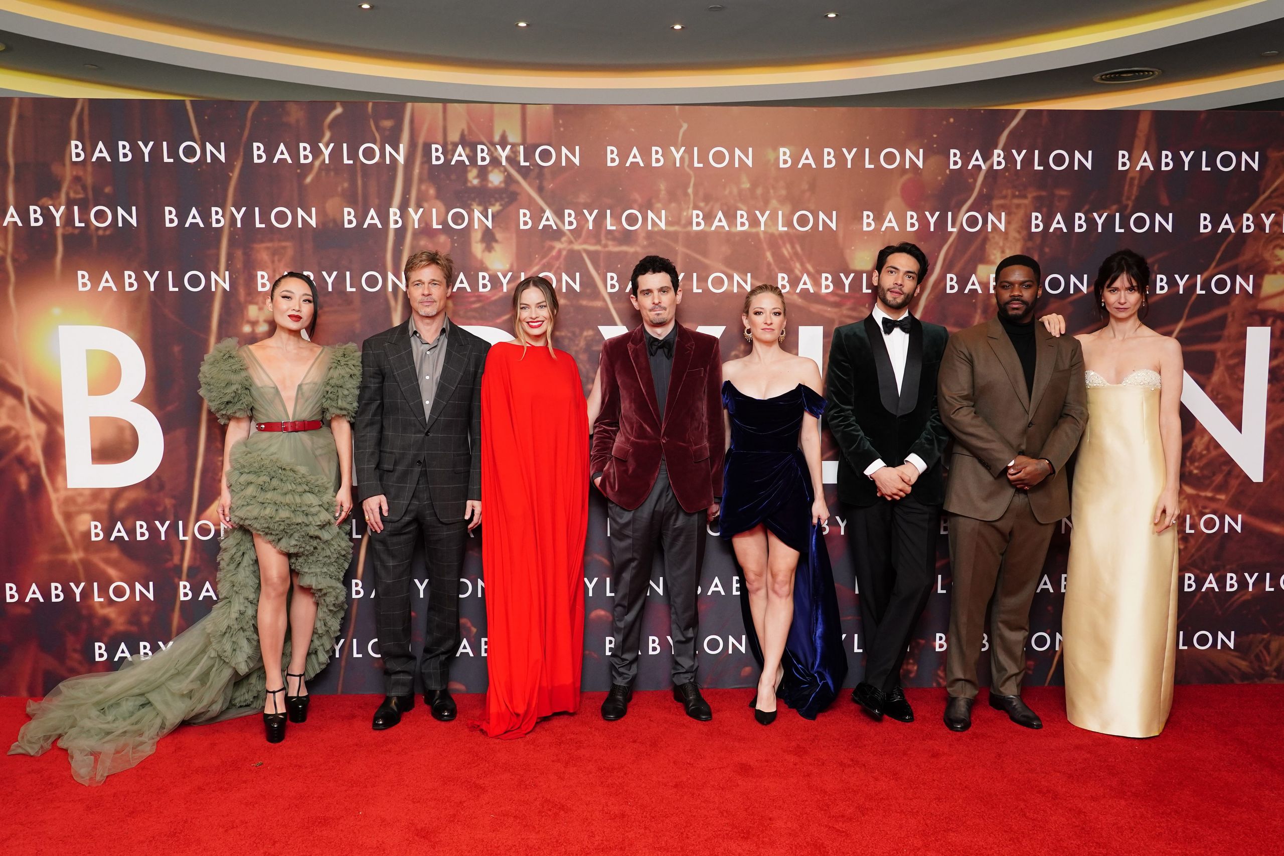Margot Robbie acapara las miradas en la premiere de 'Babylon' en Londres - Chic