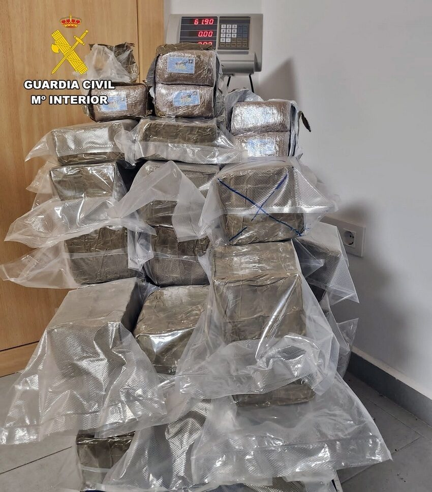 Dos gallegos interceptados en Extremadura con más de 60 kilos de hachís - esRadio