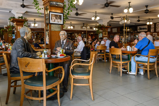 De Borges a Evita, de los cafés al cementerio, la Recoleta concentra la ...