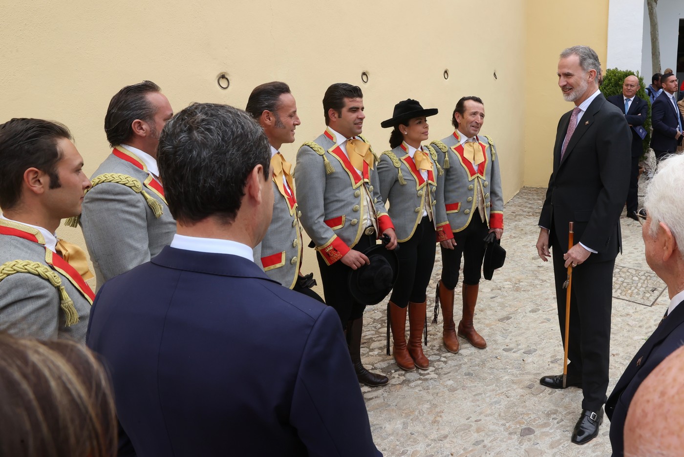 La visita de Felipe VI a Ronda mientras Juan Carlos aterrizaba en Vigo ...