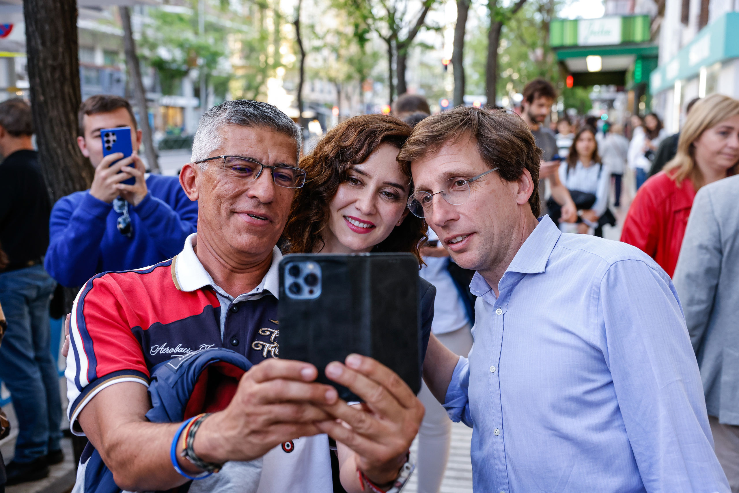 Fenómeno fan de Ayuso y Almeida en las calles de Madrid - Libertad Digital