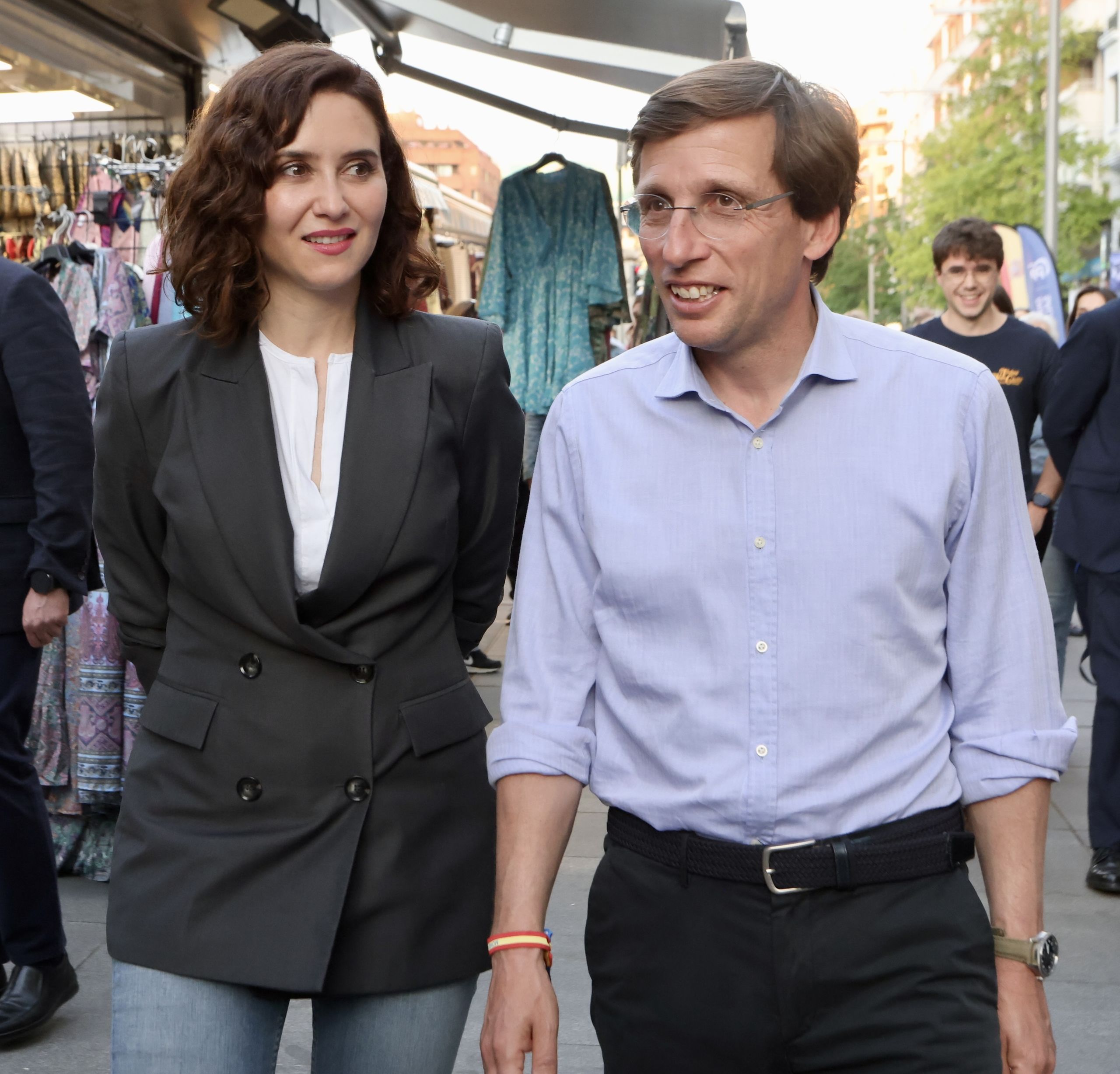 Fenómeno fan de Ayuso y Almeida en las calles de Madrid - Libertad Digital