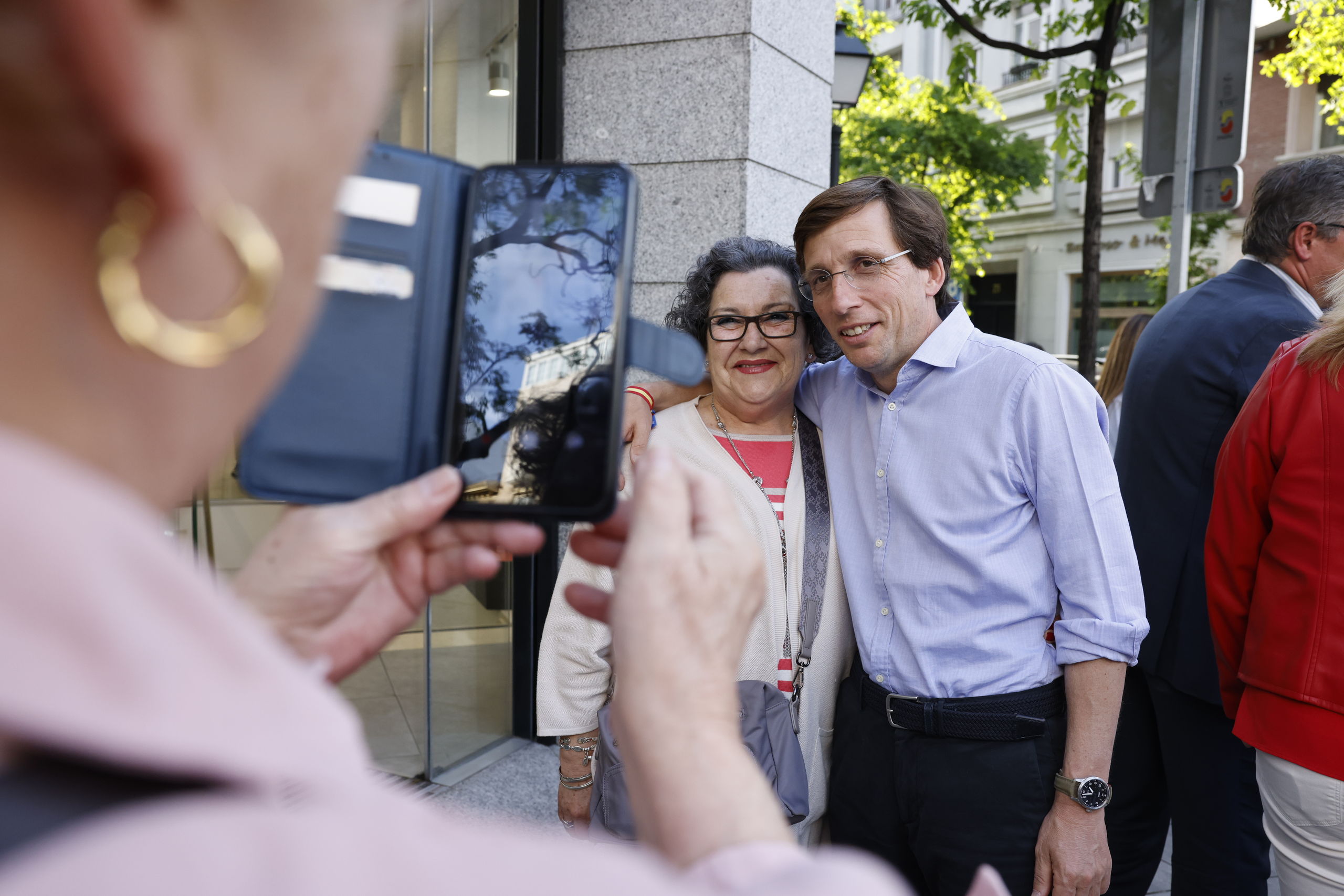 Fenómeno fan de Ayuso y Almeida en las calles de Madrid - Libertad Digital