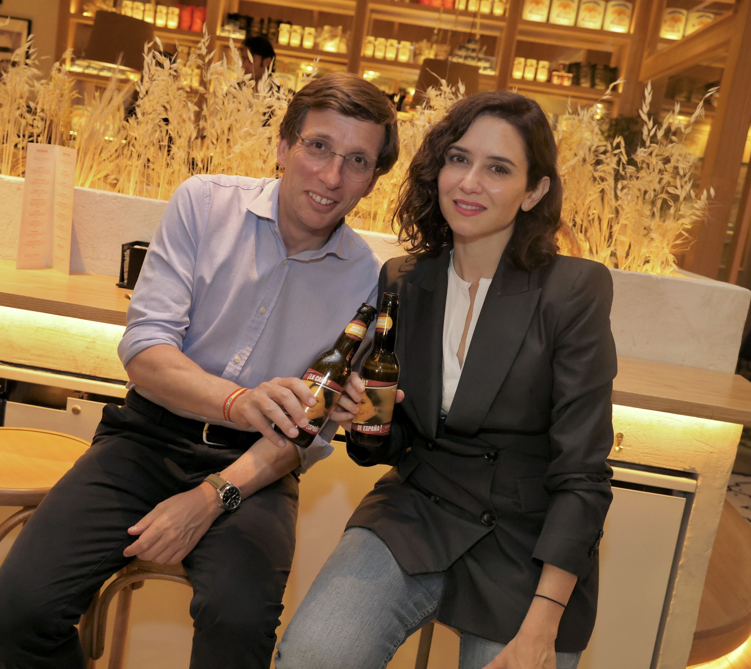 Fenómeno fan de Ayuso y Almeida en las calles de Madrid - Libertad Digital