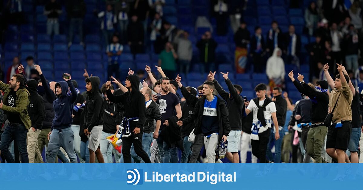 Invasión de ultras para echar al Barcelona del césped mientras ...
