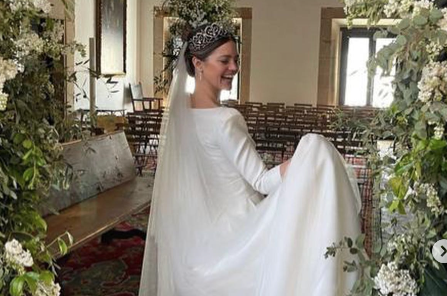 Tamara Falcó baraja tres tiaras para el día de su boda - Chic
