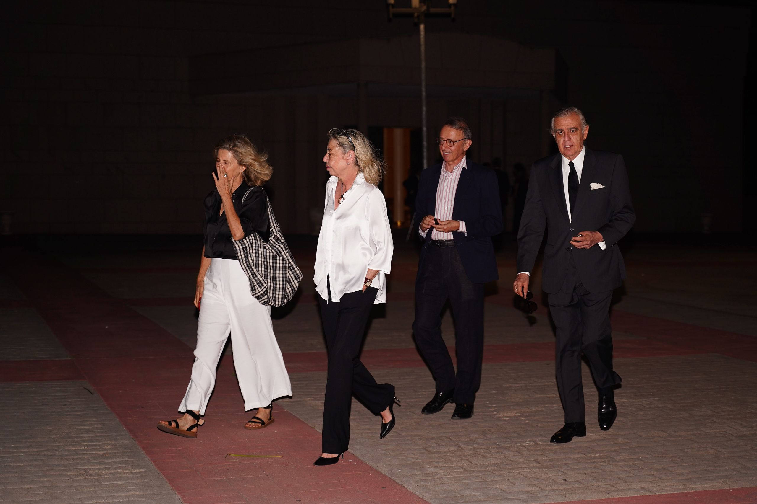 Familiares y amigos acuden al tanatorio para dar el último adiós a ...