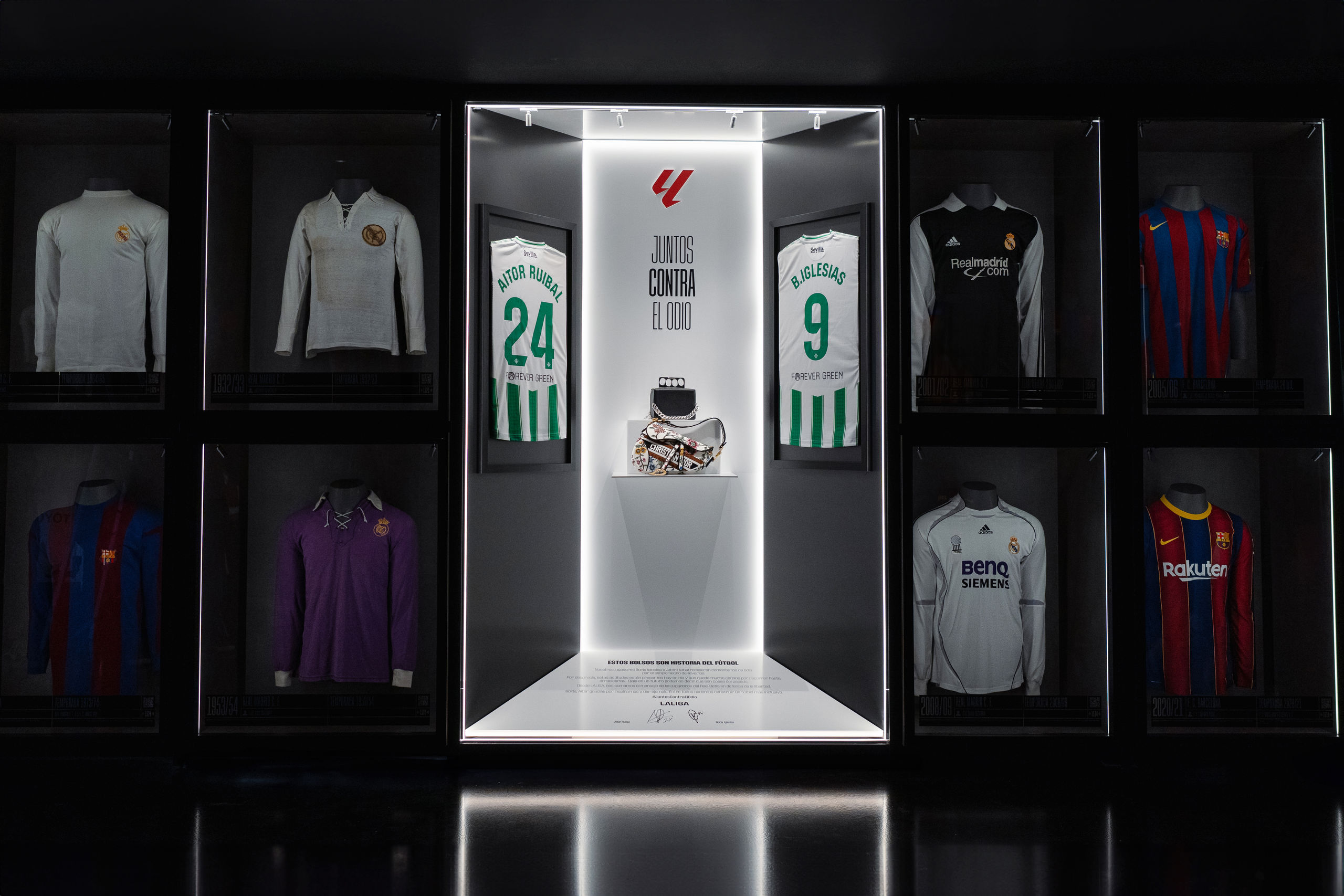 Los bolsos de Borja Iglesias y Aitor Ruibal son piezas de museo