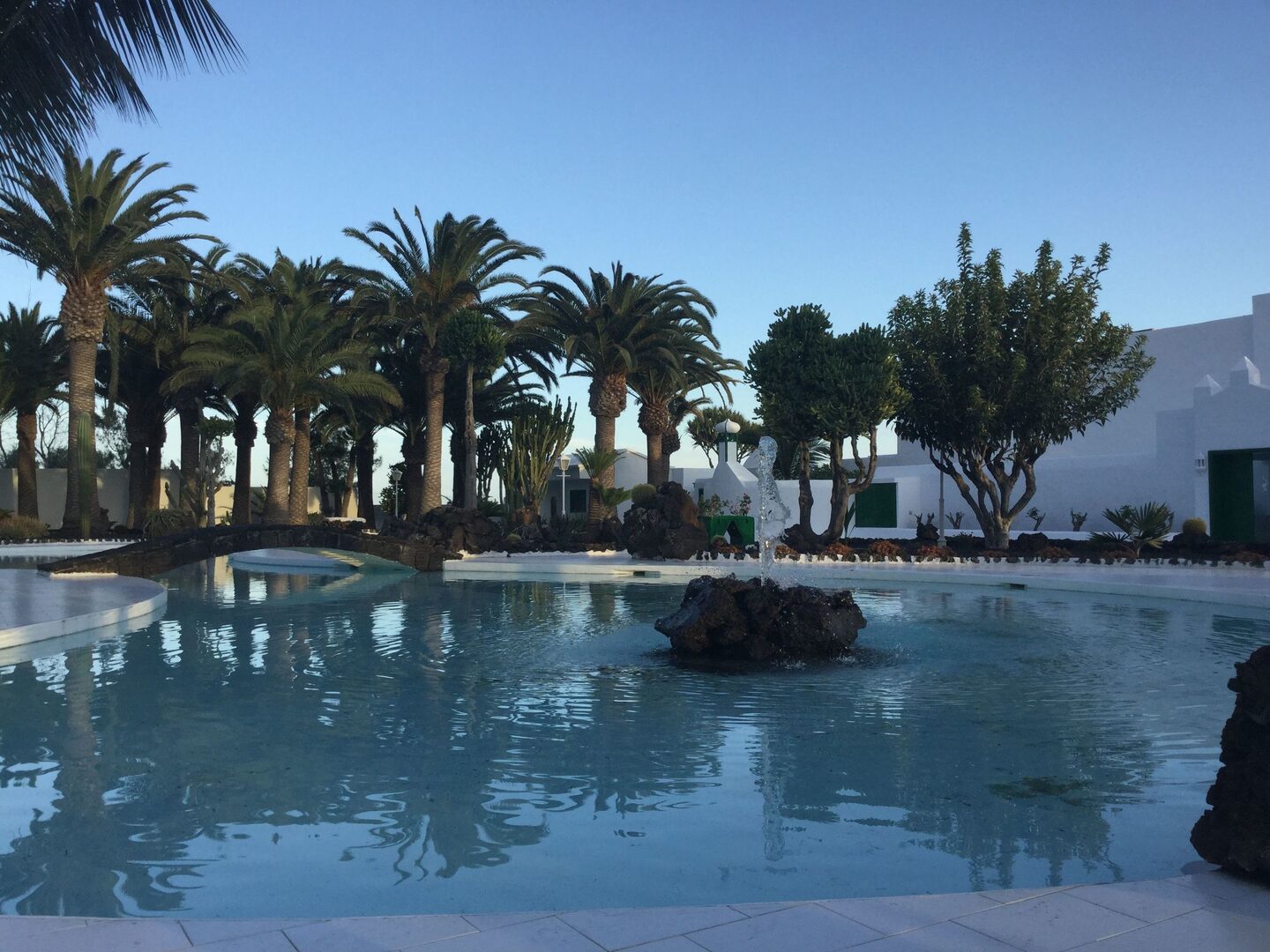 Pedro Sánchez pasa de emergencias nacionales y planea sus vacaciones en ...