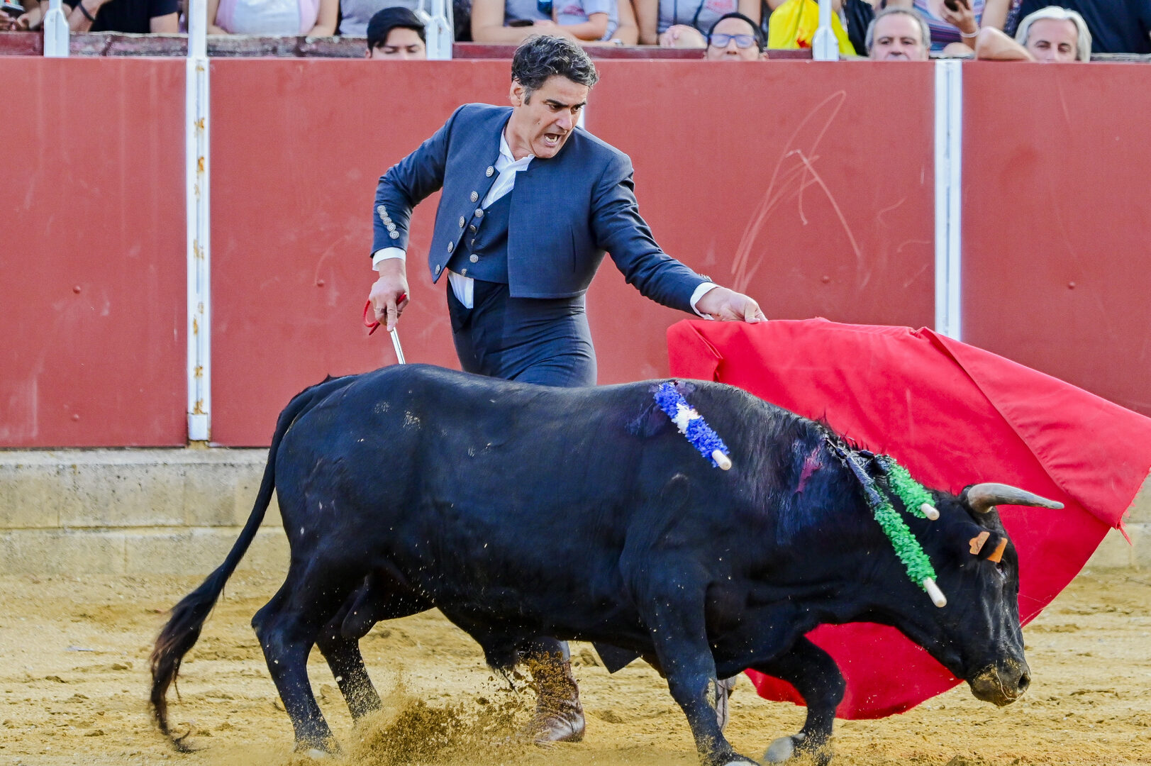 Baño de masas y dos orejas en el regreso de Jesulín de Ubrique a los ...