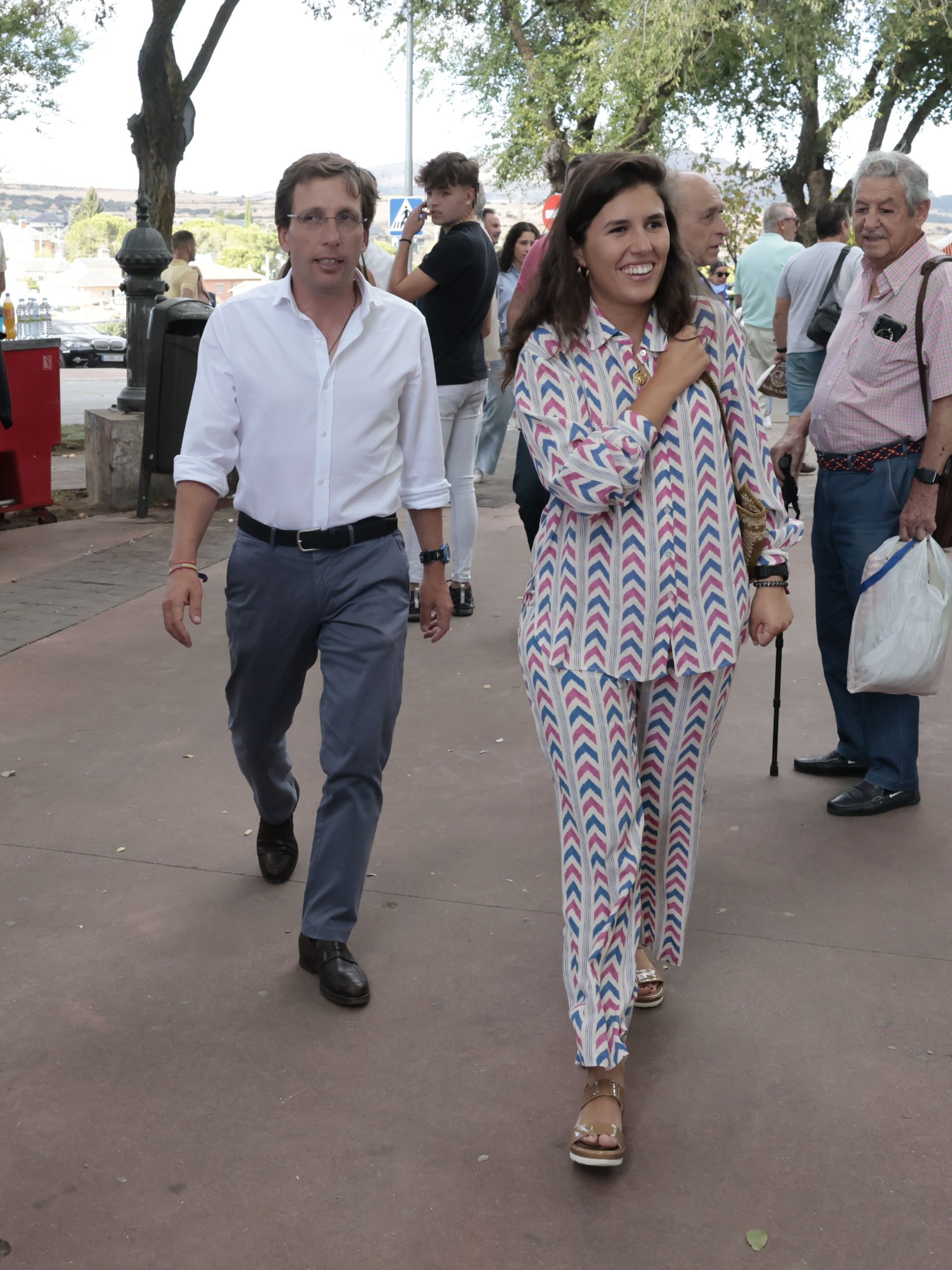 Almeida y Teresa Urquijo se ponen románticos durante una tarde de toros ...