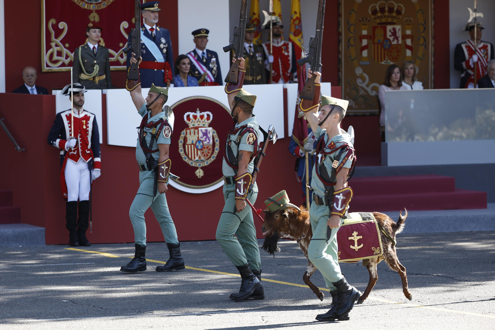 La Dama Cadete Leonor Imponente Con El Uniforme De Gala Del Ejército