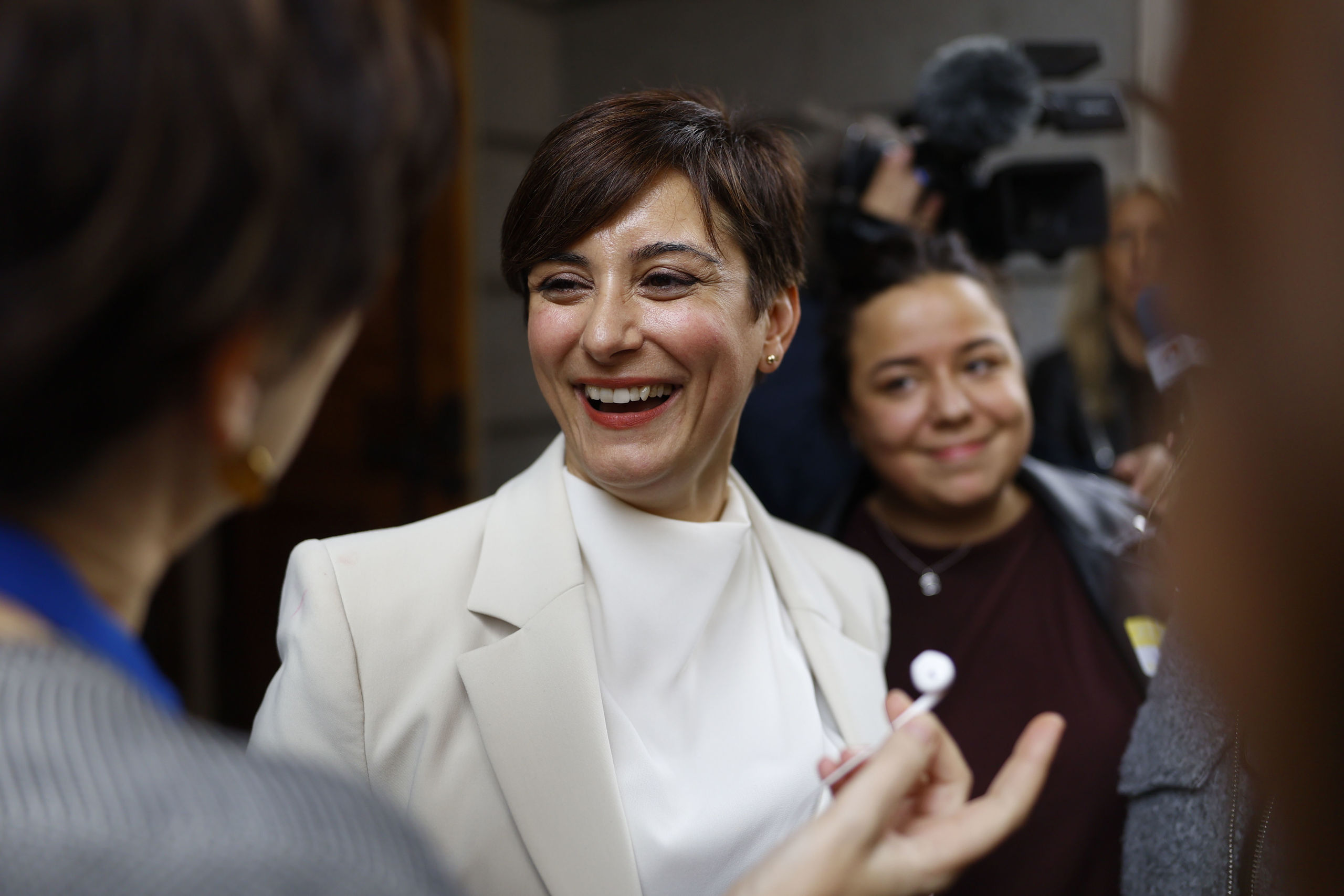 El éxtasis de los ministros y diputados socialistas tras la investidura de Pedro Sánchez ...