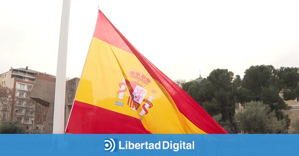 Así fue el izado solemne de la bandera en Colón por el bicentenario de ...