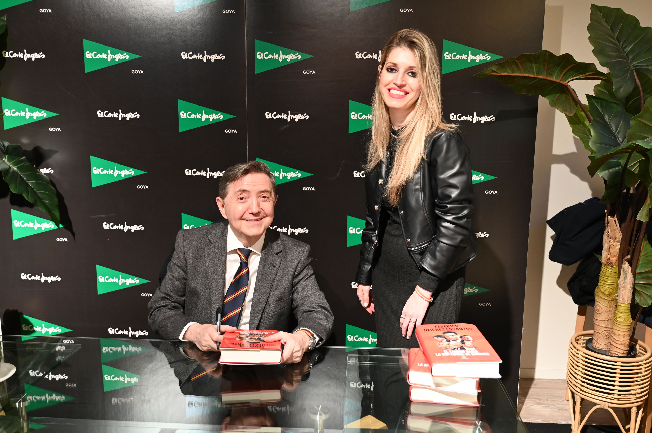 Cientos de personas acuden a la firma del libro 'El camino hacia la ...