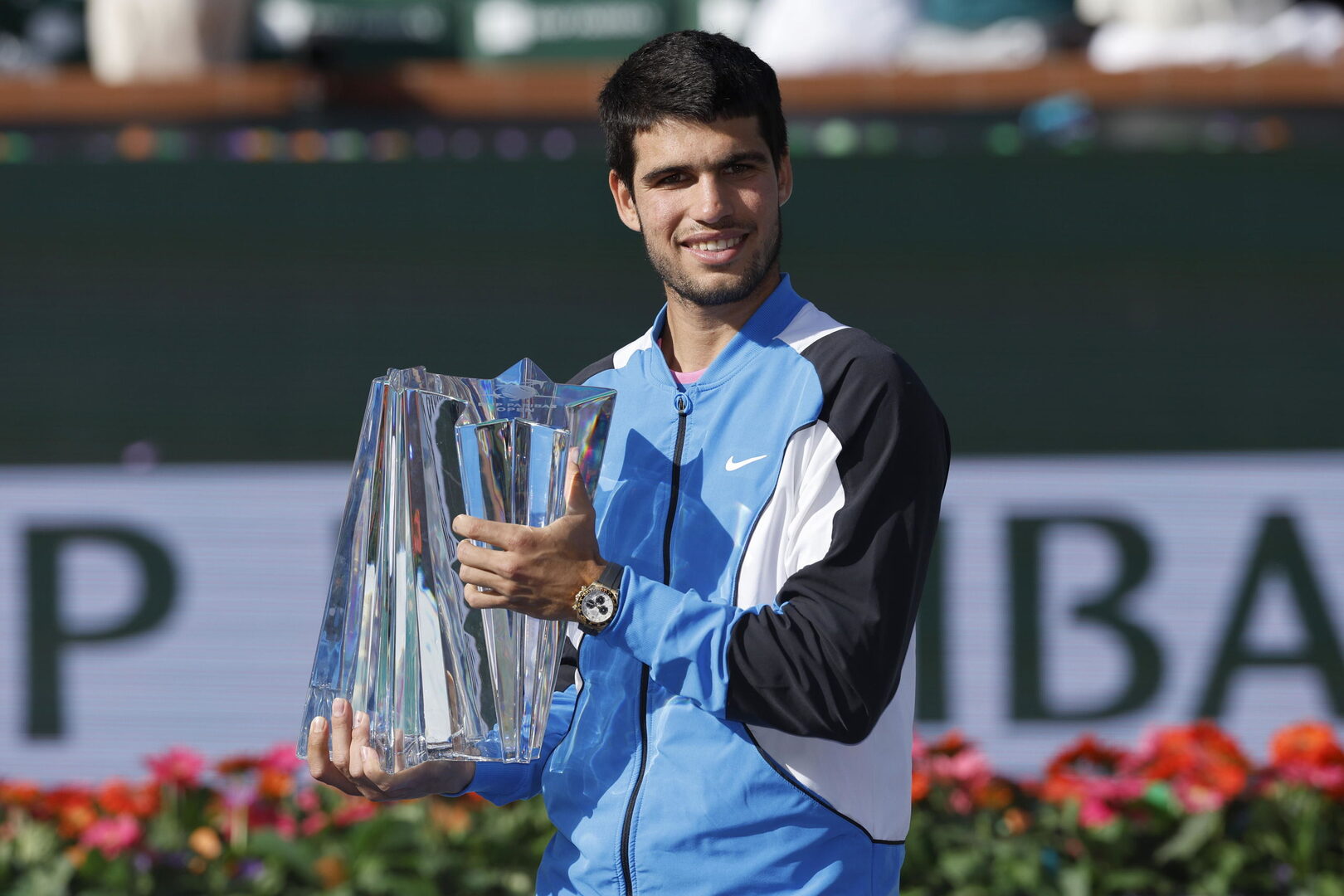 Alcaraz vence a Medvedev y retiene corona en Indian Wells