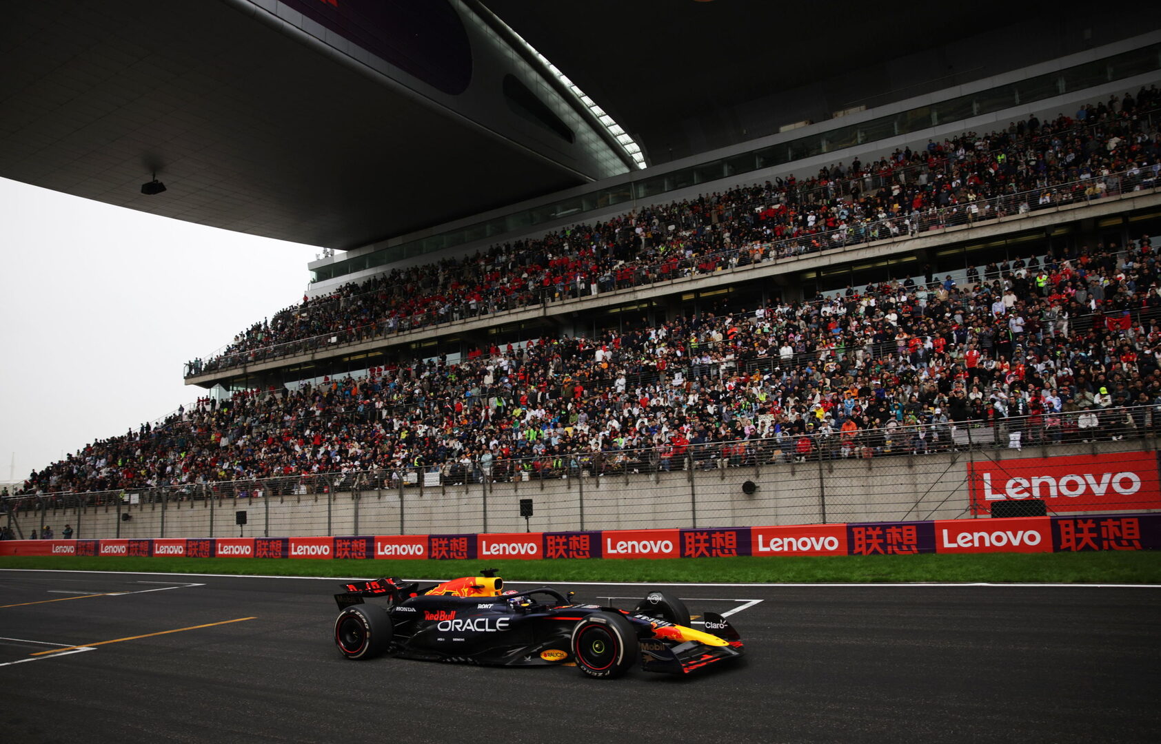 Vertappen gana en China; remontada estéril de Alonso