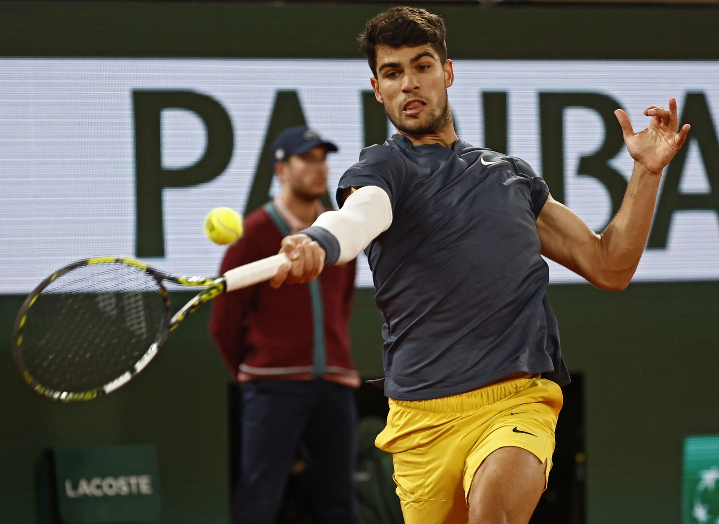 Alcaraz supera a Korda y alcanza los octavos de Roland Garros