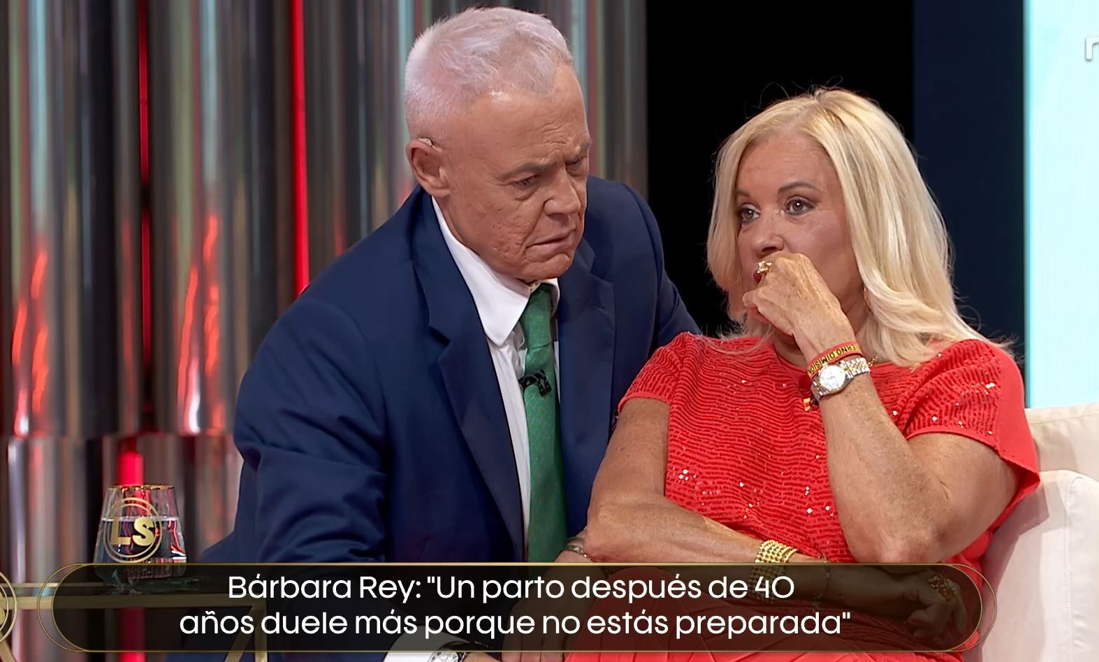 Bárbara Rey luce una pulsera de "Gobierno dimisión" en TVE - Chic