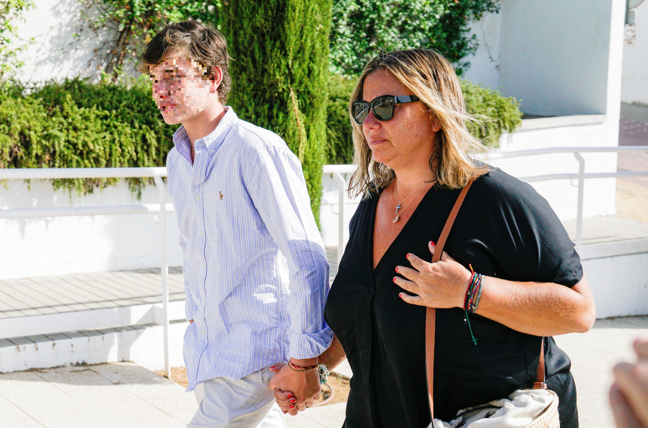 Familiares y amigos arropan a Cari Lapique y sus hijas en el adiós a Carlos Goyanes - Chic