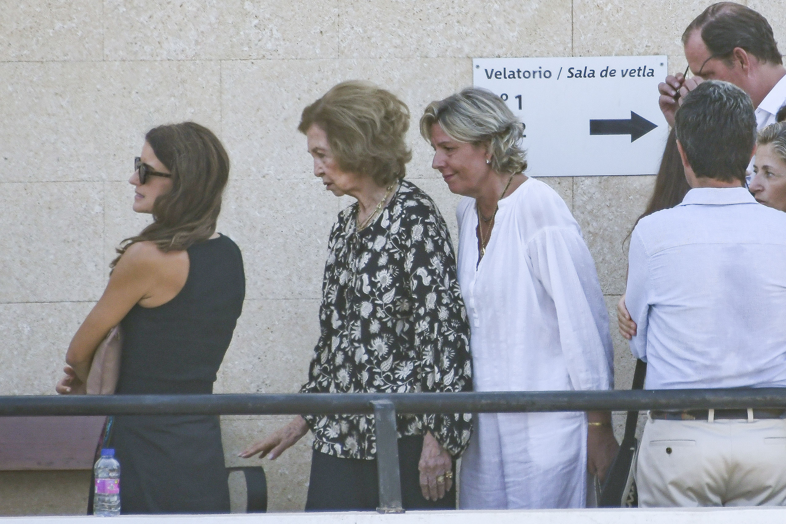 La reina Sofía, familiares y amigos despiden a Juan Gómez-Acebo - Chic