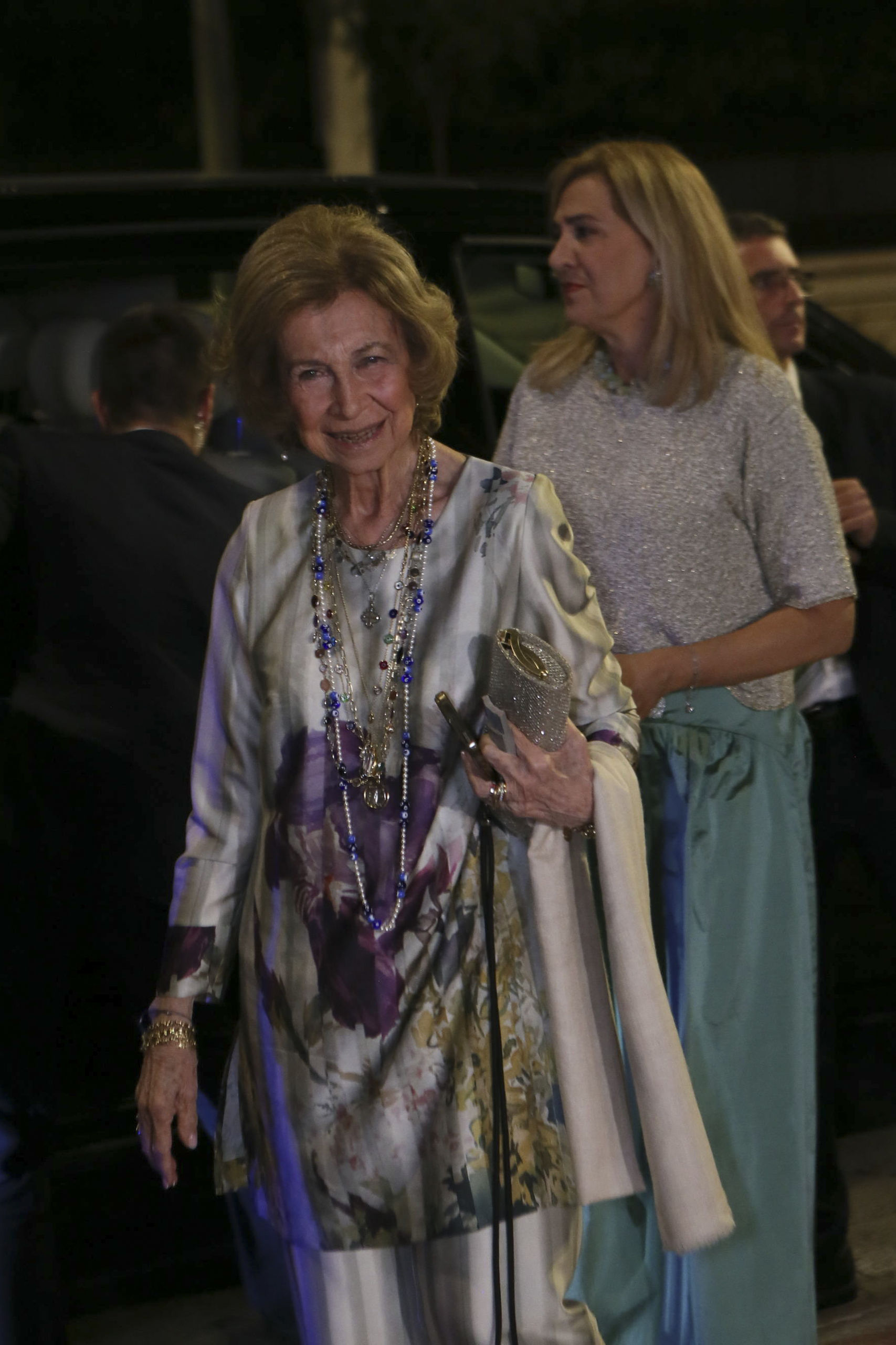 Doña Sofía reaparece tras la humillación de las fotografías: sonriente y junto a sus hijas en ...