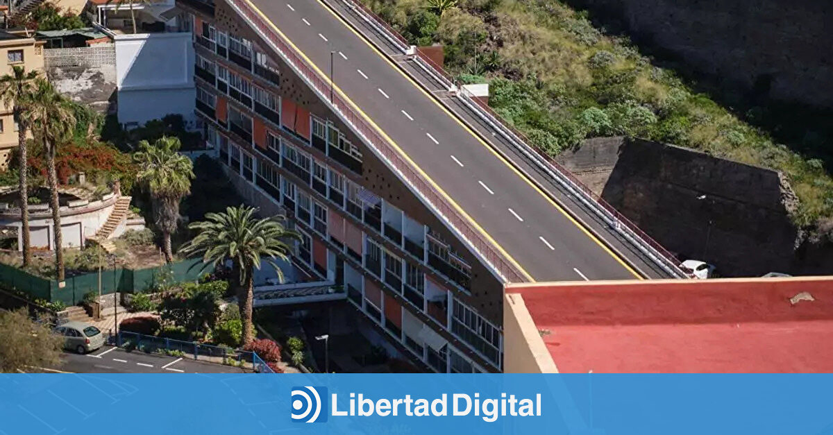 El edificio que tiene como tejado una carretera y que se encuentra en ...