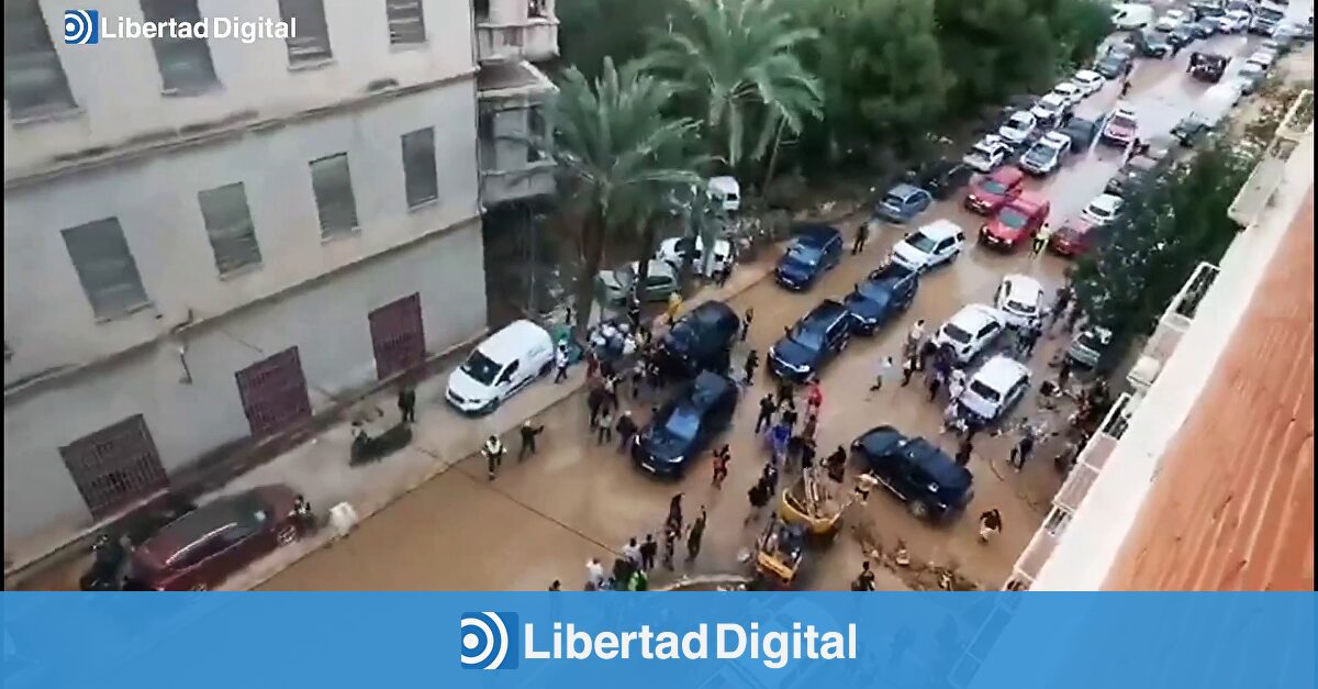 Una cámara capta el momento exacto en el que Sánchez huye y el Rey ... Una cámara capta el momento exacto en el que Sánchez huye y el Rey ...