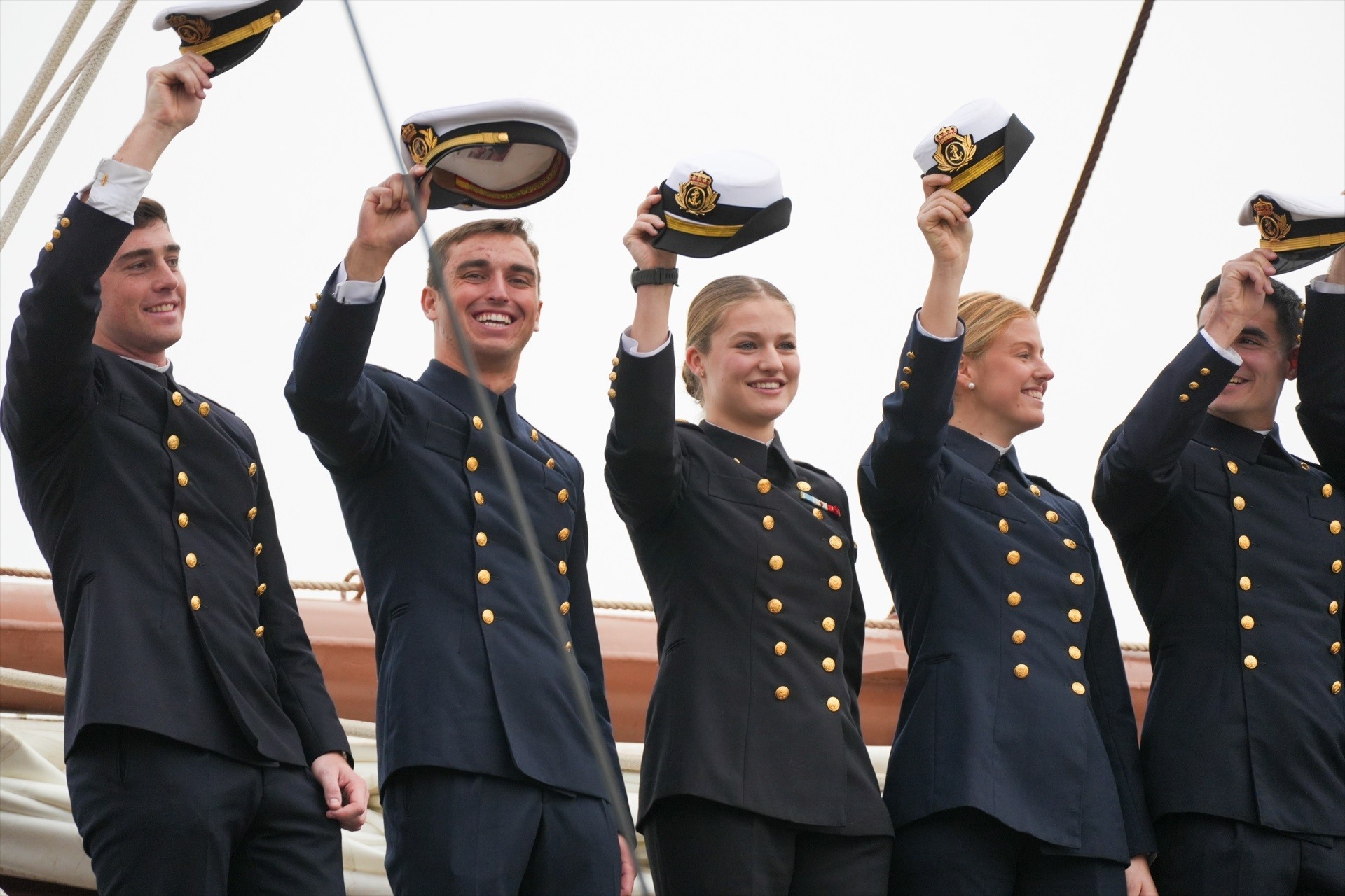 La salida del Juan Sebastián Elcano rumbo a América, en imágenes ...