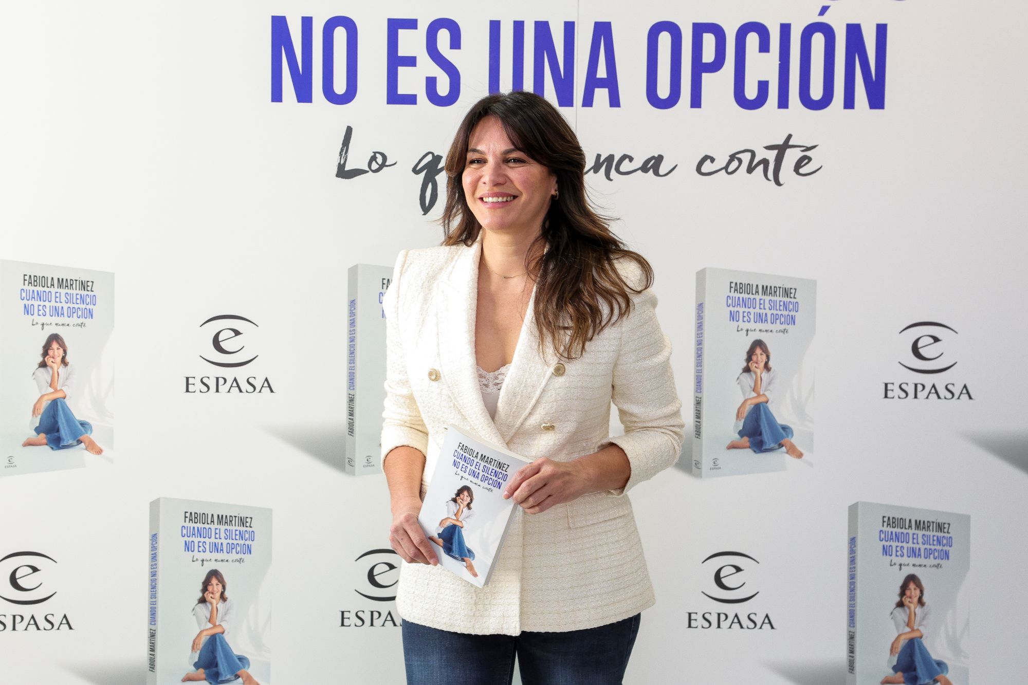 Fabiola Martínez rompe a llorar en la presentación de su libro: "Tengo ...