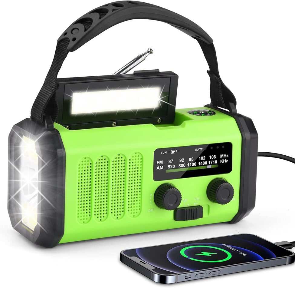 Las mejores radios solares con linterna y manivela ¡todo en uno!