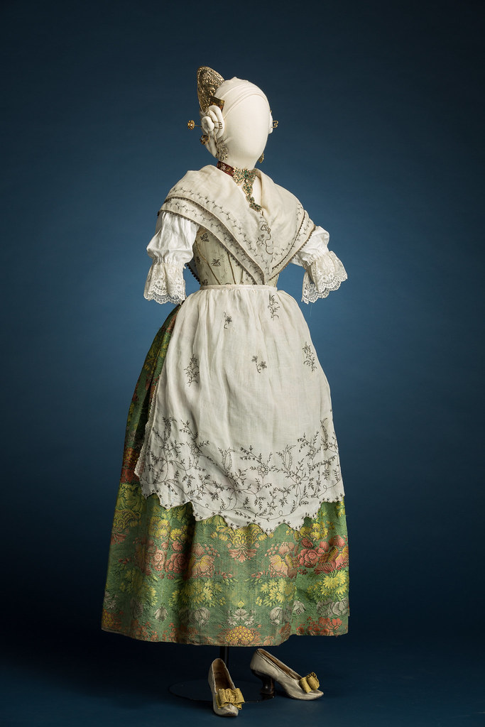 El Museo del Traje vuelve a sus 'Raíces' rescatando la mejor ...