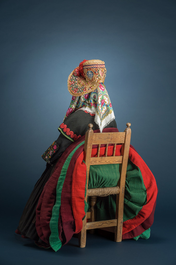 El Museo del Traje vuelve a sus 'Raíces' rescatando la mejor ...