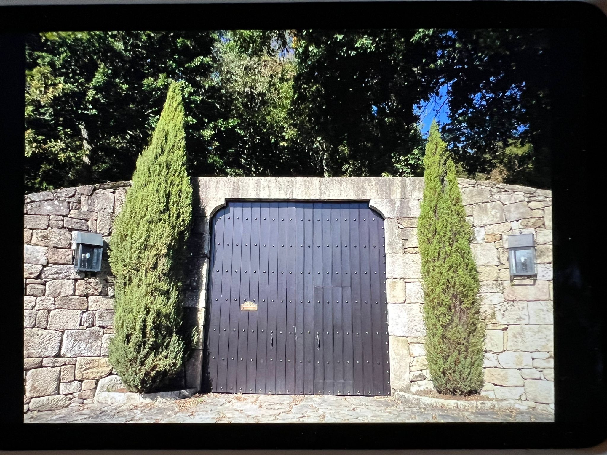 Julio Iglesias regresa a Galicia: Miranda y el cantante se han comprado una mansión en Orense - Chic