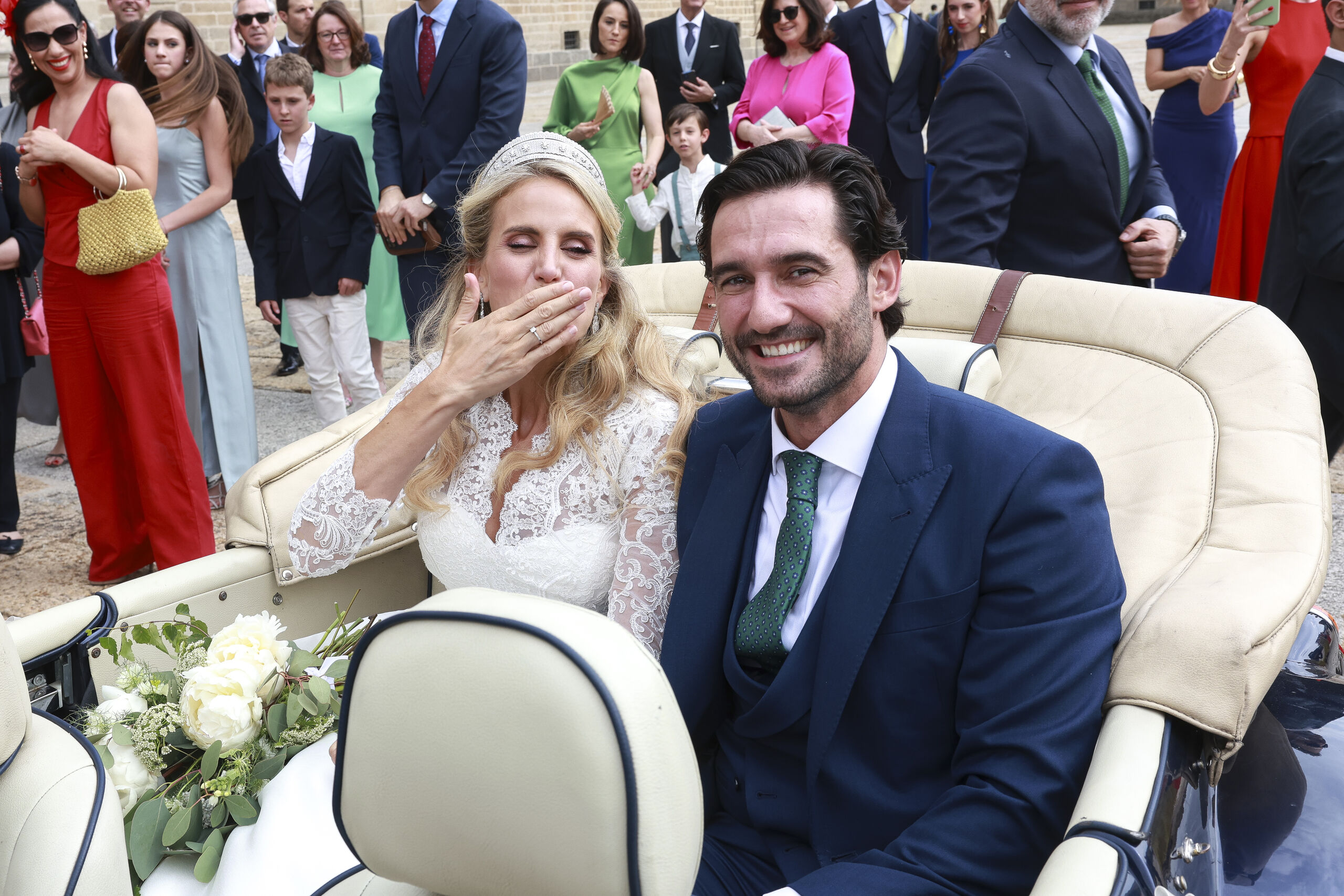 La elegante boda de Angie Rigueiro, presentadora de Antena 3, rodeada ...