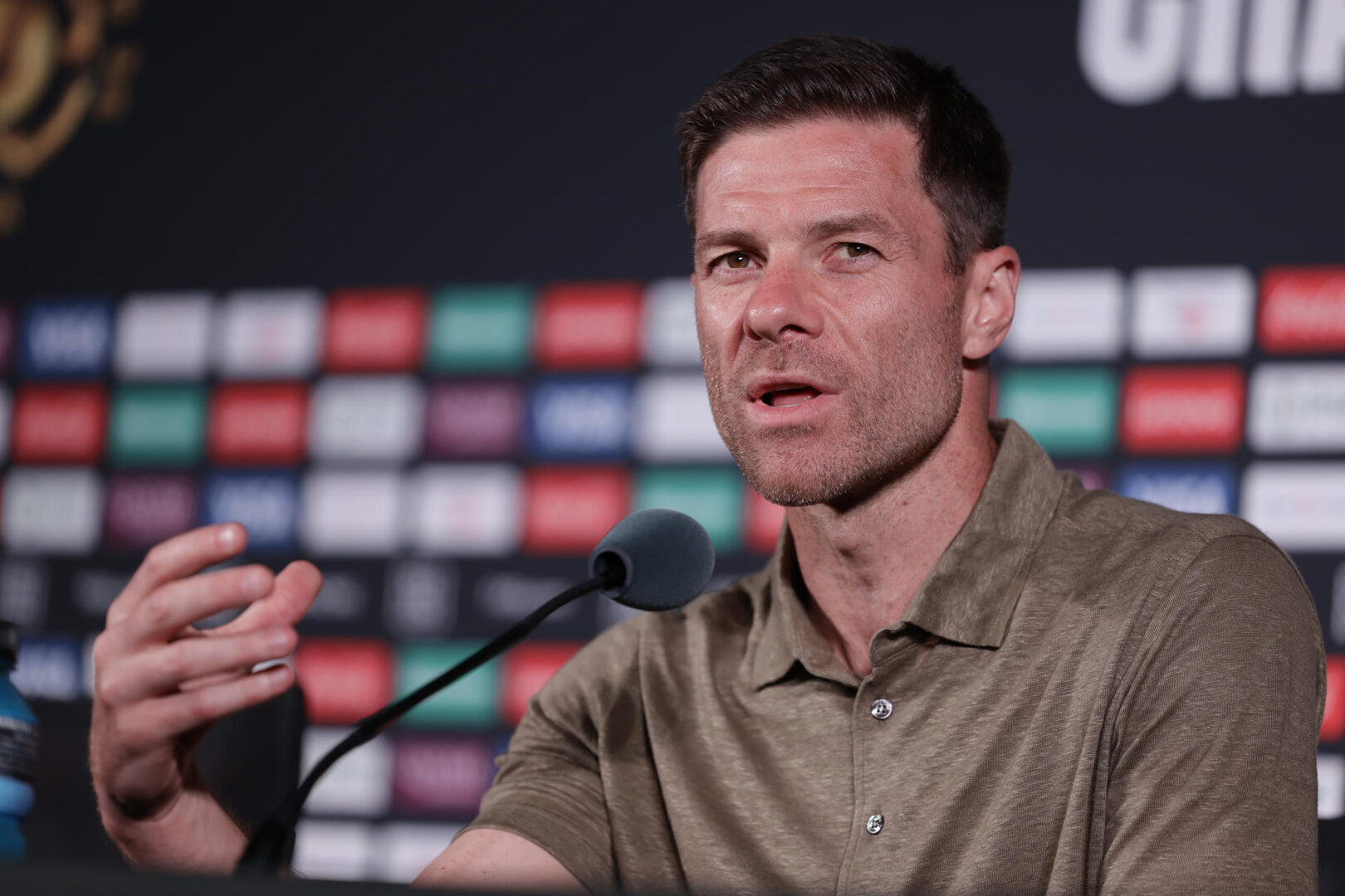 Xabi Alonso lleva una semana como entrenador... y ya tiene que pedir ...