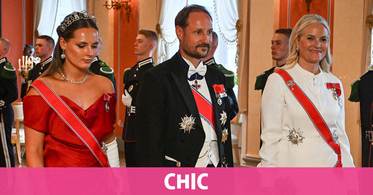 La princesa Ingrid Alexandra de Noruega se lleva las miradas en la cena ...