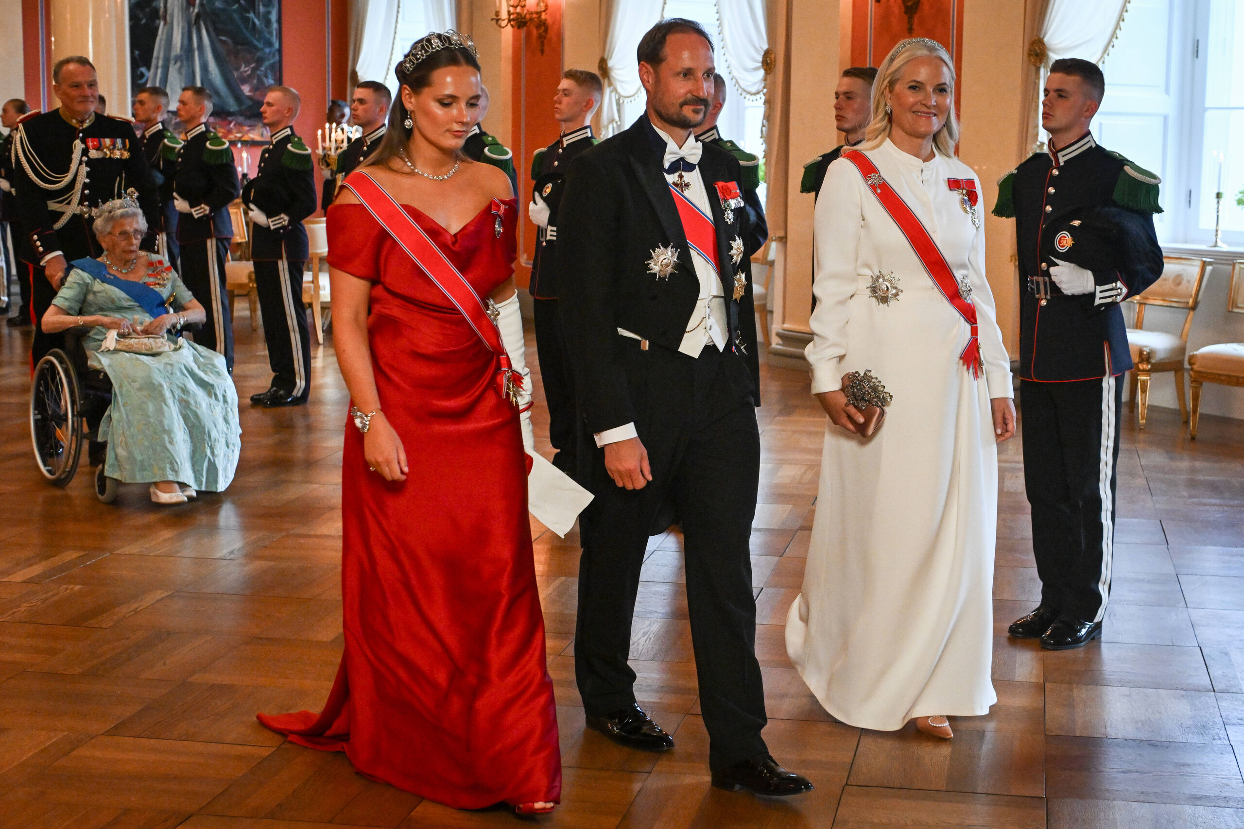 La princesa Ingrid Alexandra de Noruega se lleva las miradas en la cena ...
