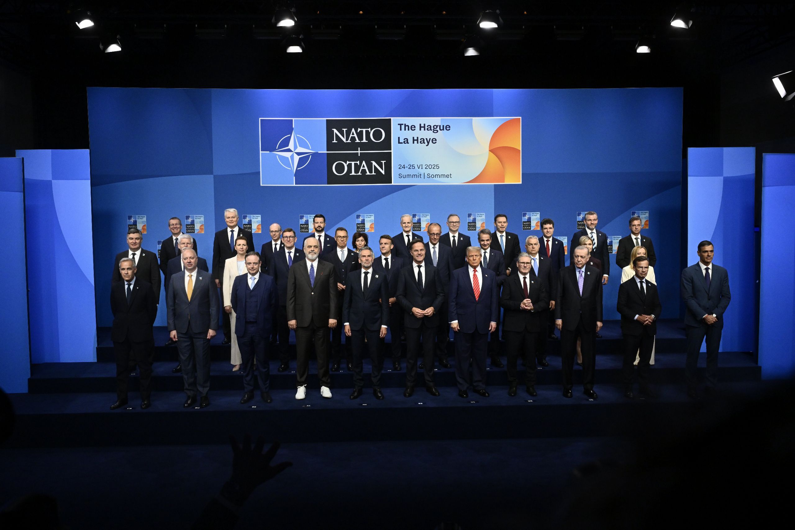 Sánchez apartado y Trump señalando con el dedo: las fotos de la cumbre ...