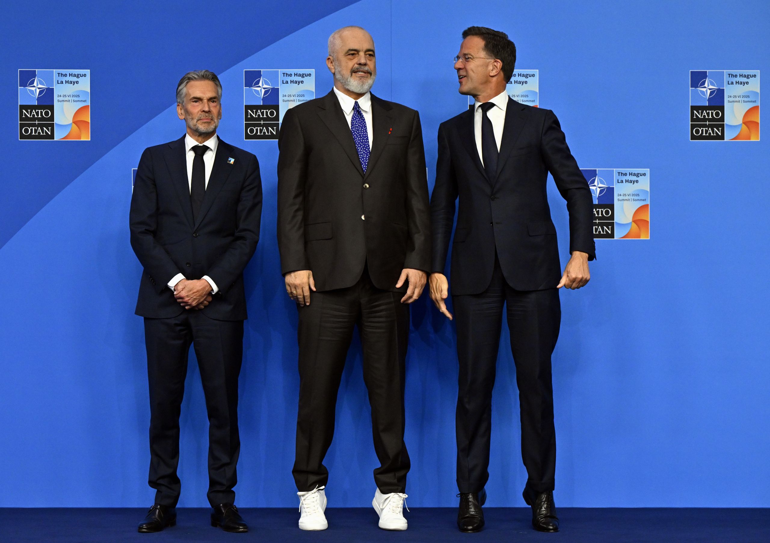 Sánchez apartado y Trump señalando con el dedo: las fotos de la cumbre ...