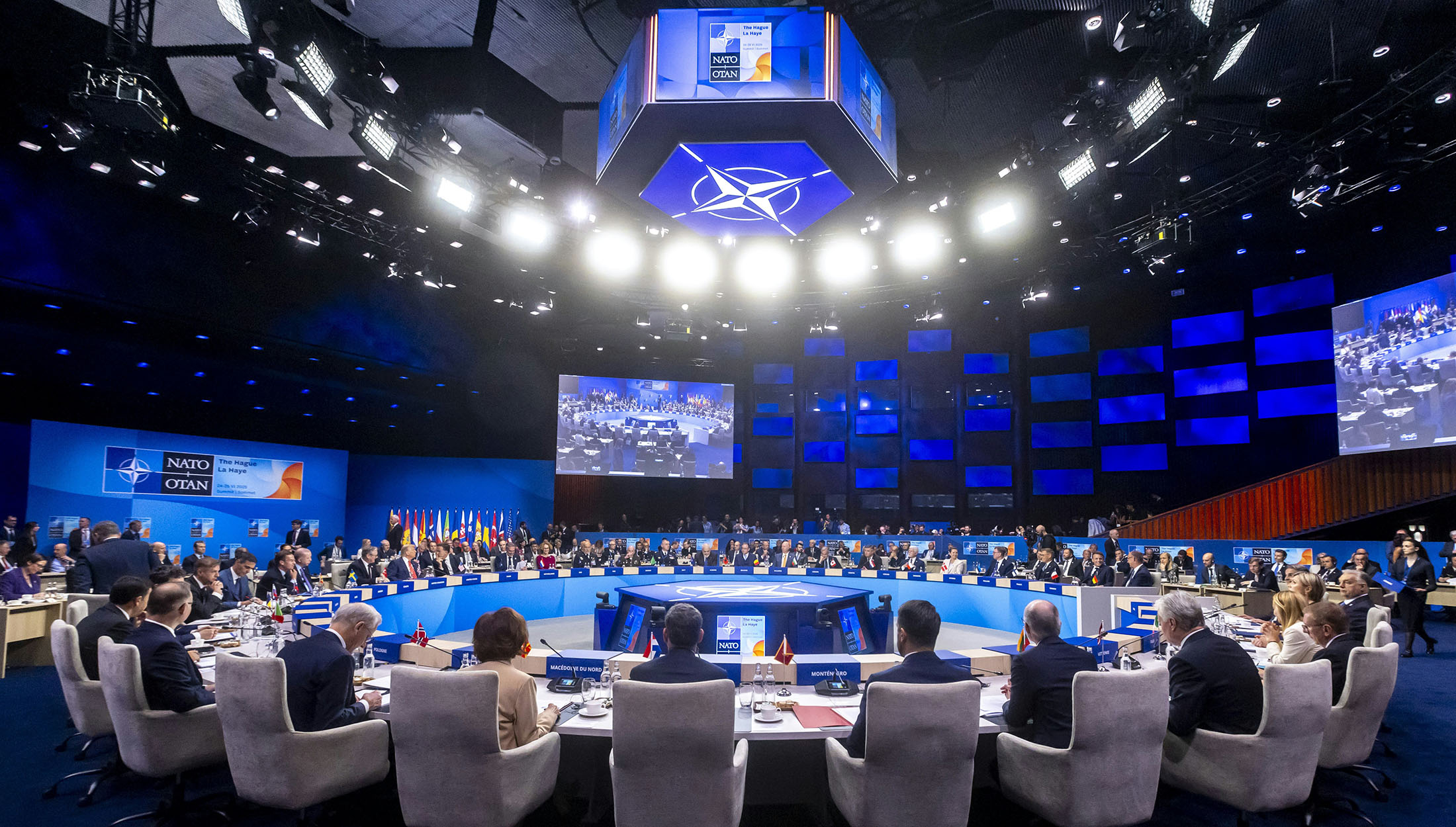 Sánchez apartado y Trump señalando con el dedo: las fotos de la cumbre ...